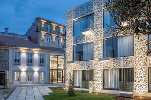 Fachada do alojamento (tarde/noite)