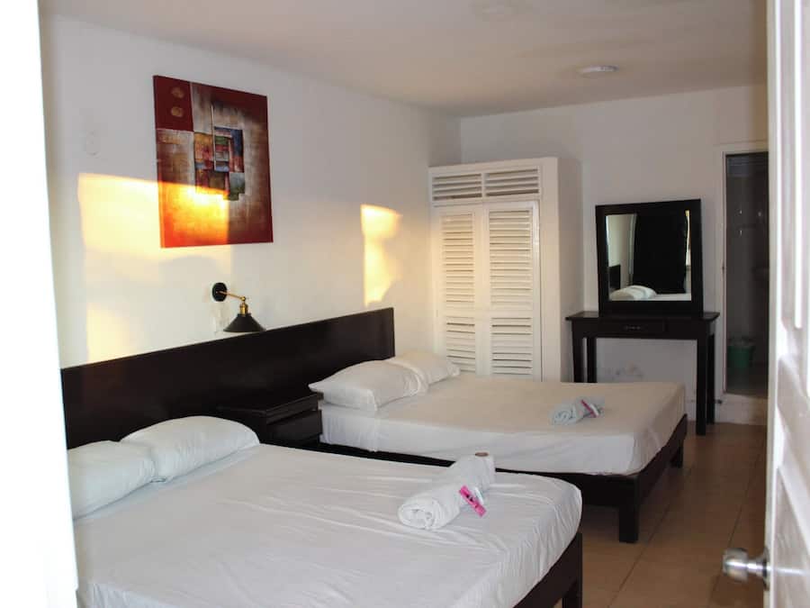 Quarto Standard, 2 camas de casal | Roupa hipoalergénica, com decoração personalizada, secretária