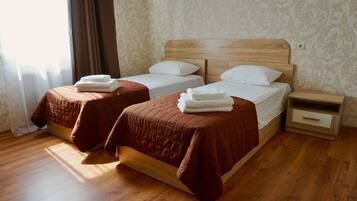 Quarto casal ou duplo conforto, 1 cama de casal ou 2 camas de solteiro, para não fumantes | Quartos à prova de som, Wi-Fi de cortesia, roupa de cama