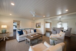 Villa Deluxe, várias camas, não fumadores, vista para a colina | Sala | Smart TV de 43 polegadas com canais digitais, livros