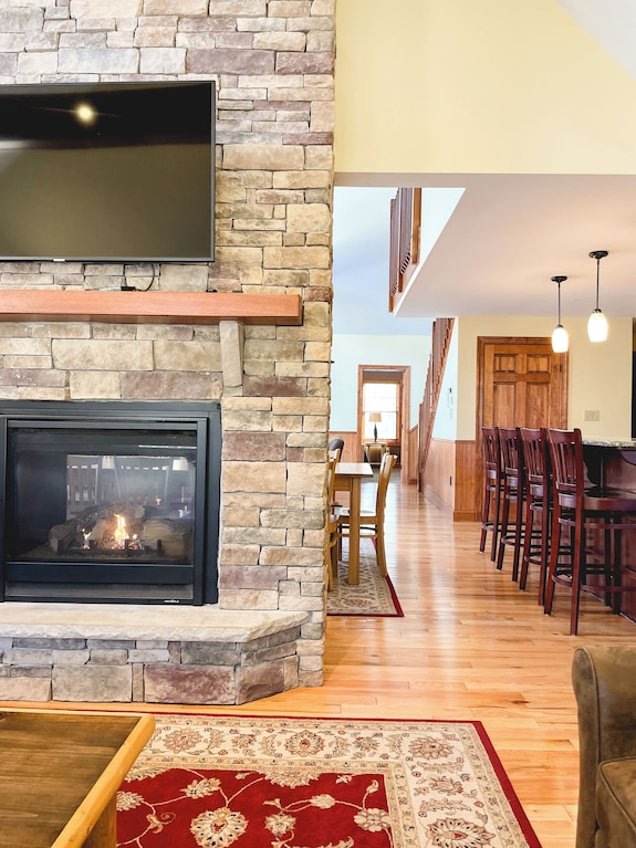Cedar Spring Lodge, Near Jfbb Ski, Private Fire Pit, Hot Tub, Wifi, & Game Room - Lake Harmony, PA