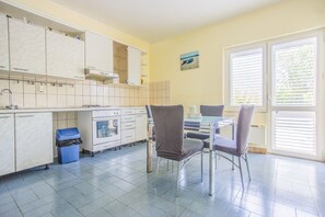 Apartamento Superior, 1 quarto, vista para o mar | Cozinha privada | Um frigorífico, uma placa de cozinha, uma chaleira elétrica 
