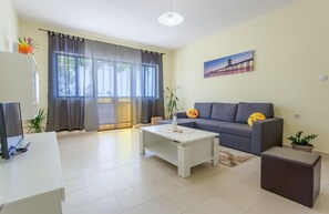 Apartamento Superior, 1 quarto, vista para o mar | Sala | TV de ecrã plano 