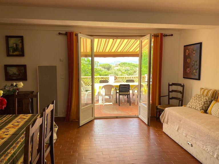 Ground Floor Apartment In Provencal Villa, 300 Metres From Beaches - Var