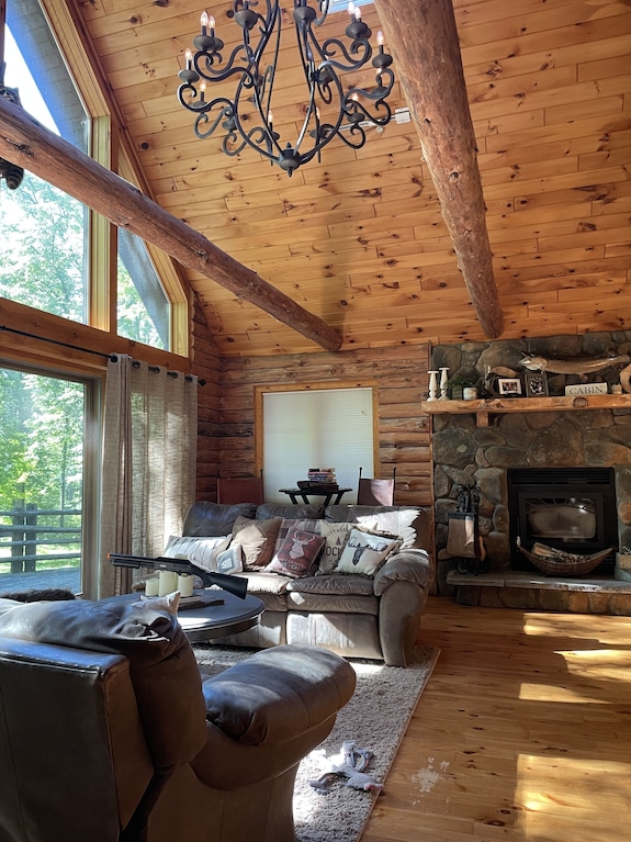 Immaculate Wooded Retreat On The ¼ Mile Pristine Menominee River - Wisconsin