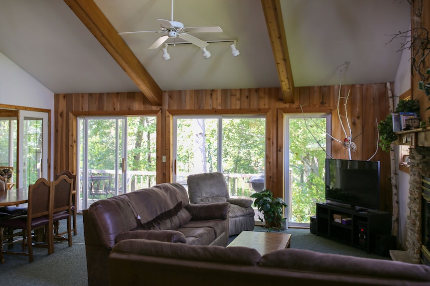 Lakeside Cabin With Hot Tub And Full Kitchen! Sleeps Up To 12 People. - Wisconsin