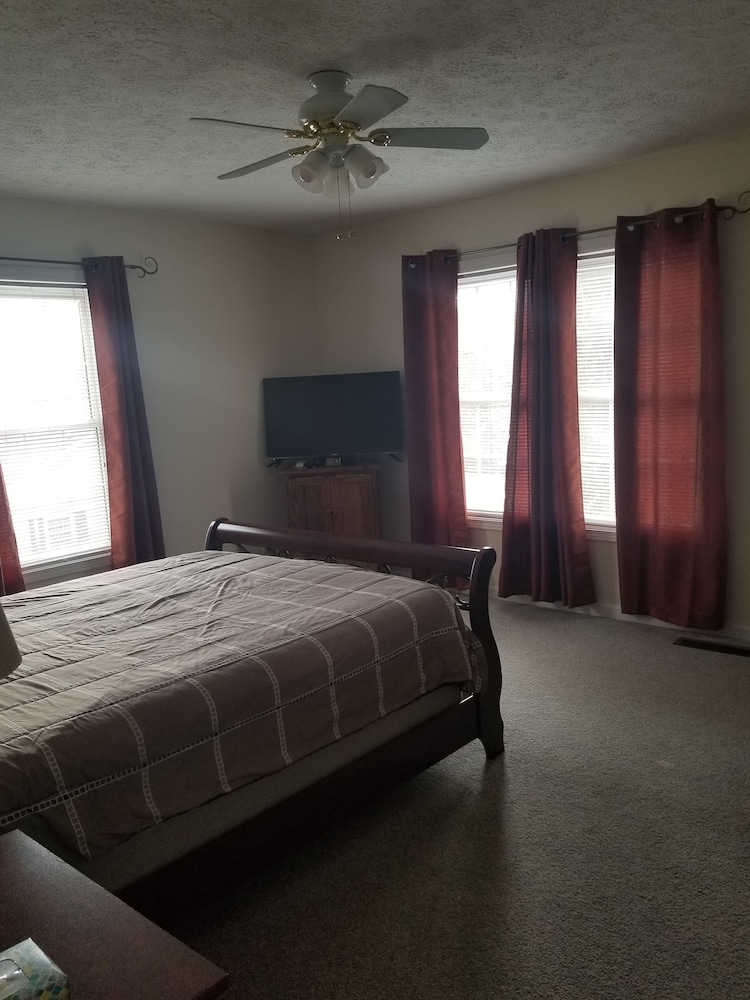 Charming Townhouse! $95/night! - Stone Ashe Vineyards, Hendersonville