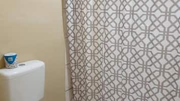 Quarto triplo standard | Banheiro | Chuveiro, toalhas de banho, sabonete, papel higiênico