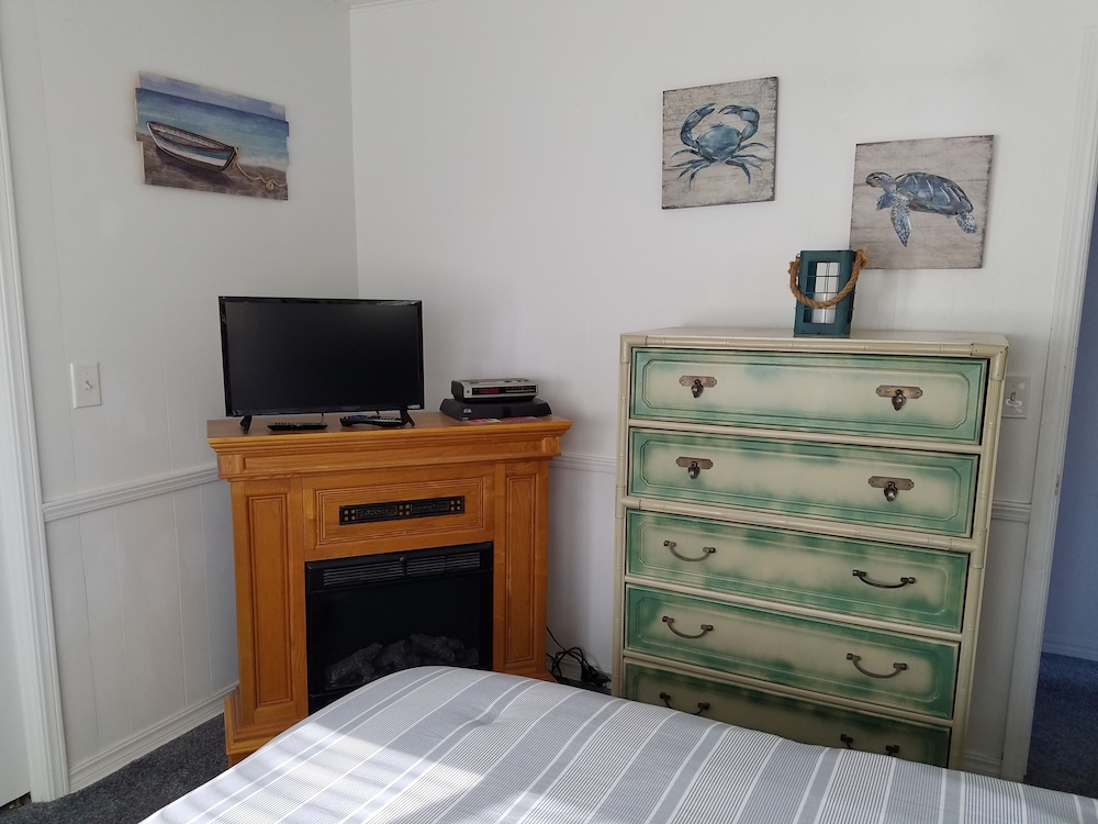 Lakeshore Cottage Is A Charming Beaver Shores Cottage Near Prairie Creek Marina - Springdale, AR