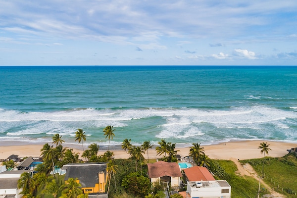 Na praia, areia branca
