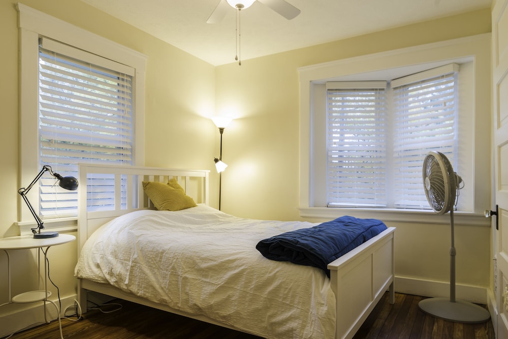 ★ Professionally Remodeled Century Home Minutes From The Clinic & Downtown! - Cleveland, OH