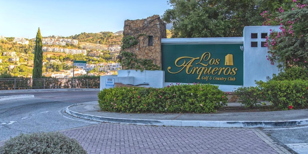 Beautiful Apartment With Pool On Golf & Sport Resort With Fibre Broadband - Benahavís