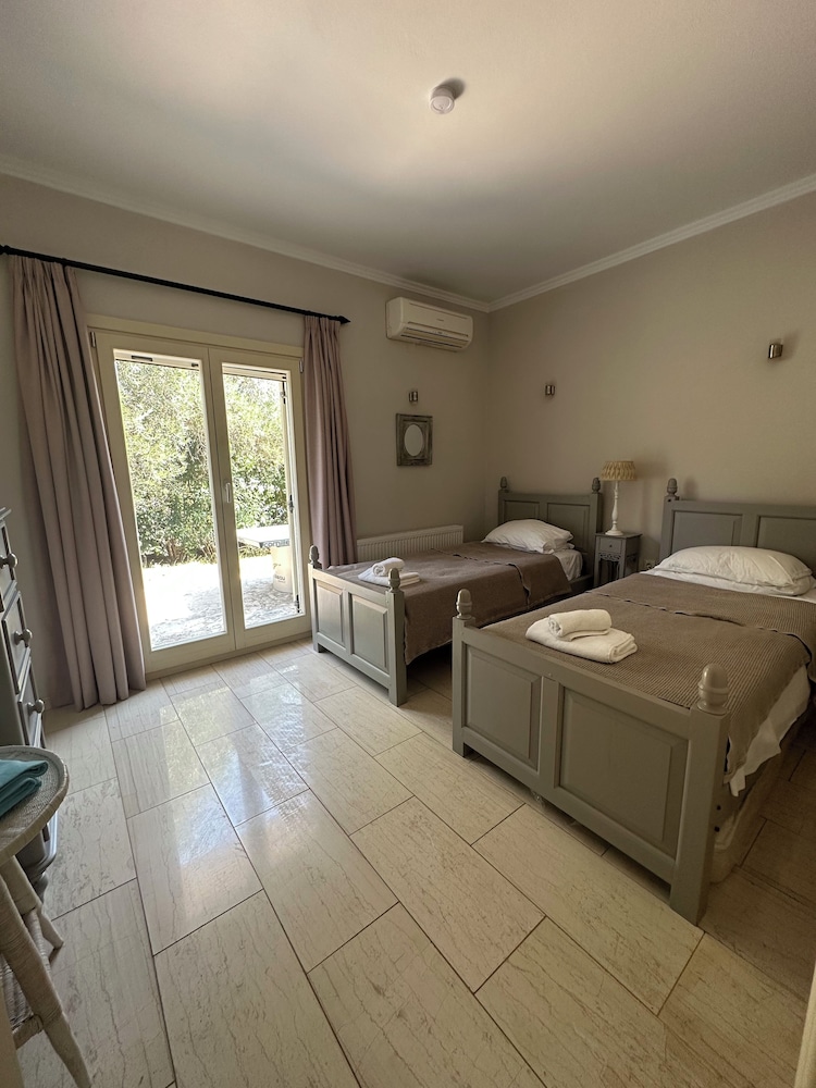 Villa With Private Pool Set In A Large Garden In Avlaki Near Kassiopi. Eot/mhte - Kalami