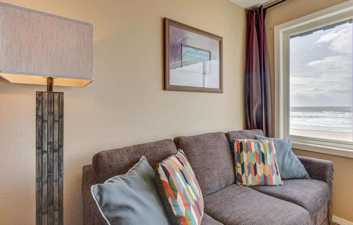 Spacious Top Floor Oceanfront Suite - Pool And Sauna - Sleeps 4! - Oregon