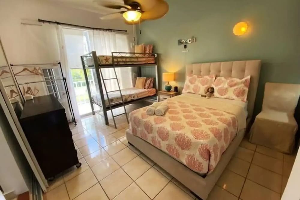 2br / 2ba Villa Cerca De La Playa, Golf W / Wifi, Amplio Balcón, Vistas A La Piscina / Jardín - Puerto Rico