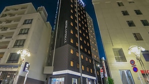 Um edifício moderno de hotel com uma placa chamativa que diz 'HOTEL MAX'.