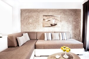 Apartamento Superior (Crystal and Pearl) | Sala de estar | TV de ecrã plano, leitor de DVD, base para leitor de MP3 