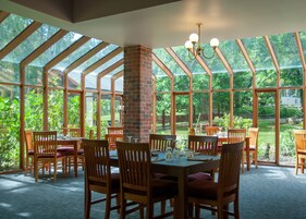 Serviço de café da manhã, local e internacional, vistas para o jardim 