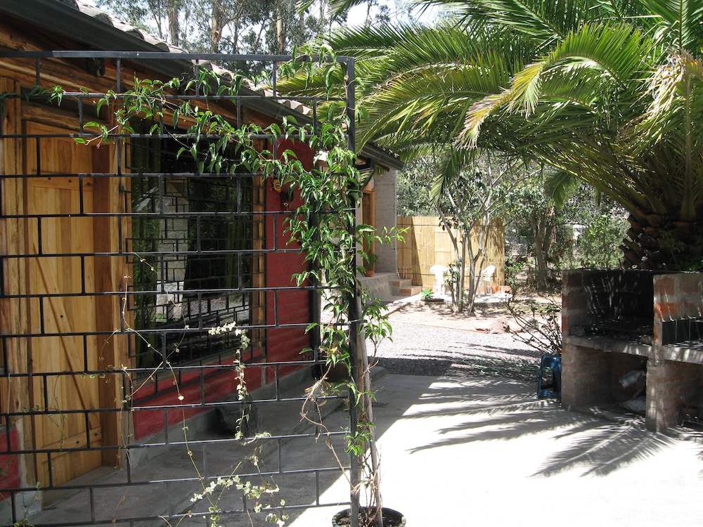 Cabaña Para 4 Personas En Amplio Jardín Con Patio Y Estacionamiento. - Quito