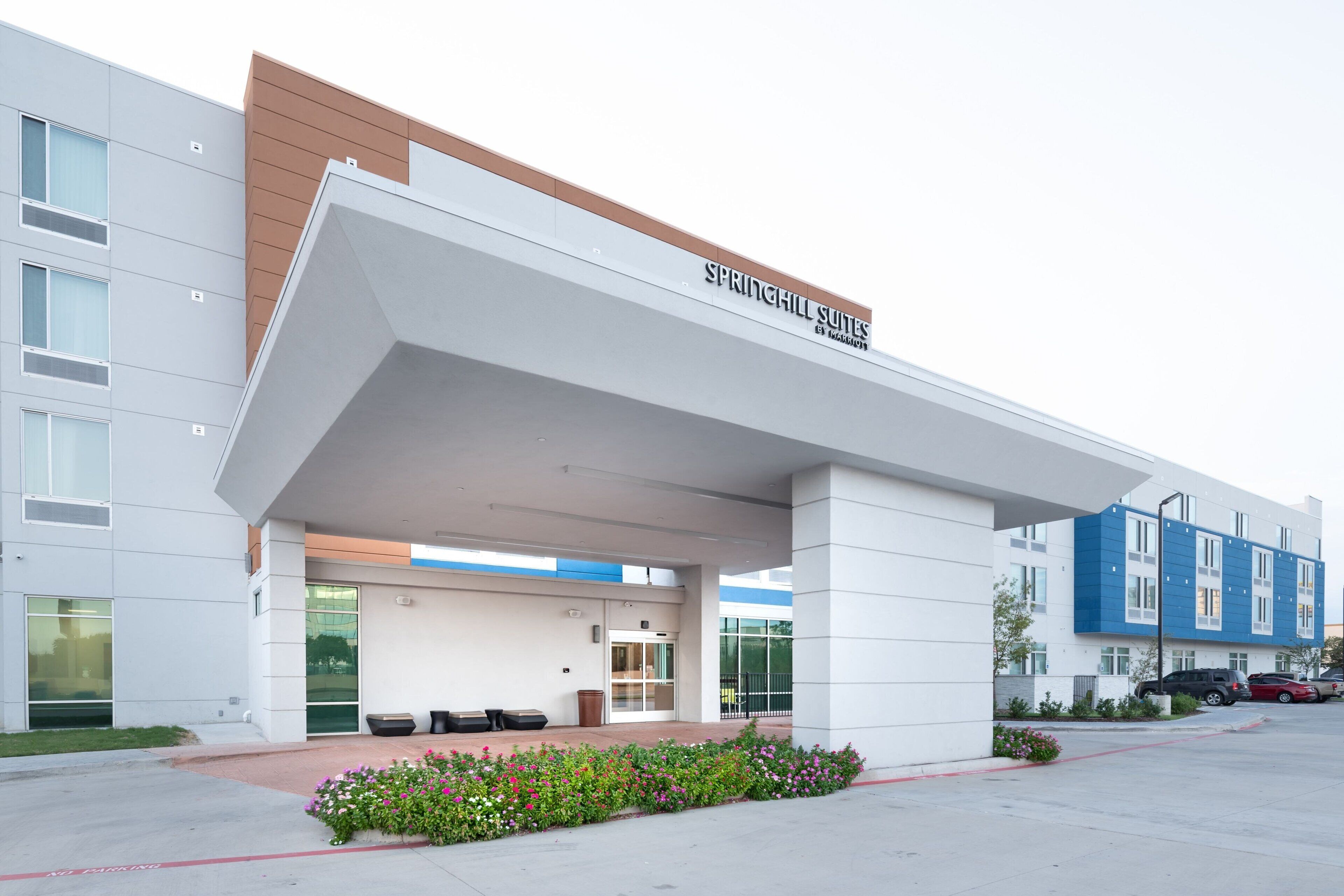Um edifício moderno com uma placa que diz "SPRINGHILL SUITES".