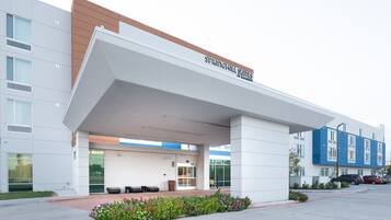 Um edifício moderno com uma placa que diz "SPRINGHILL SUITES".