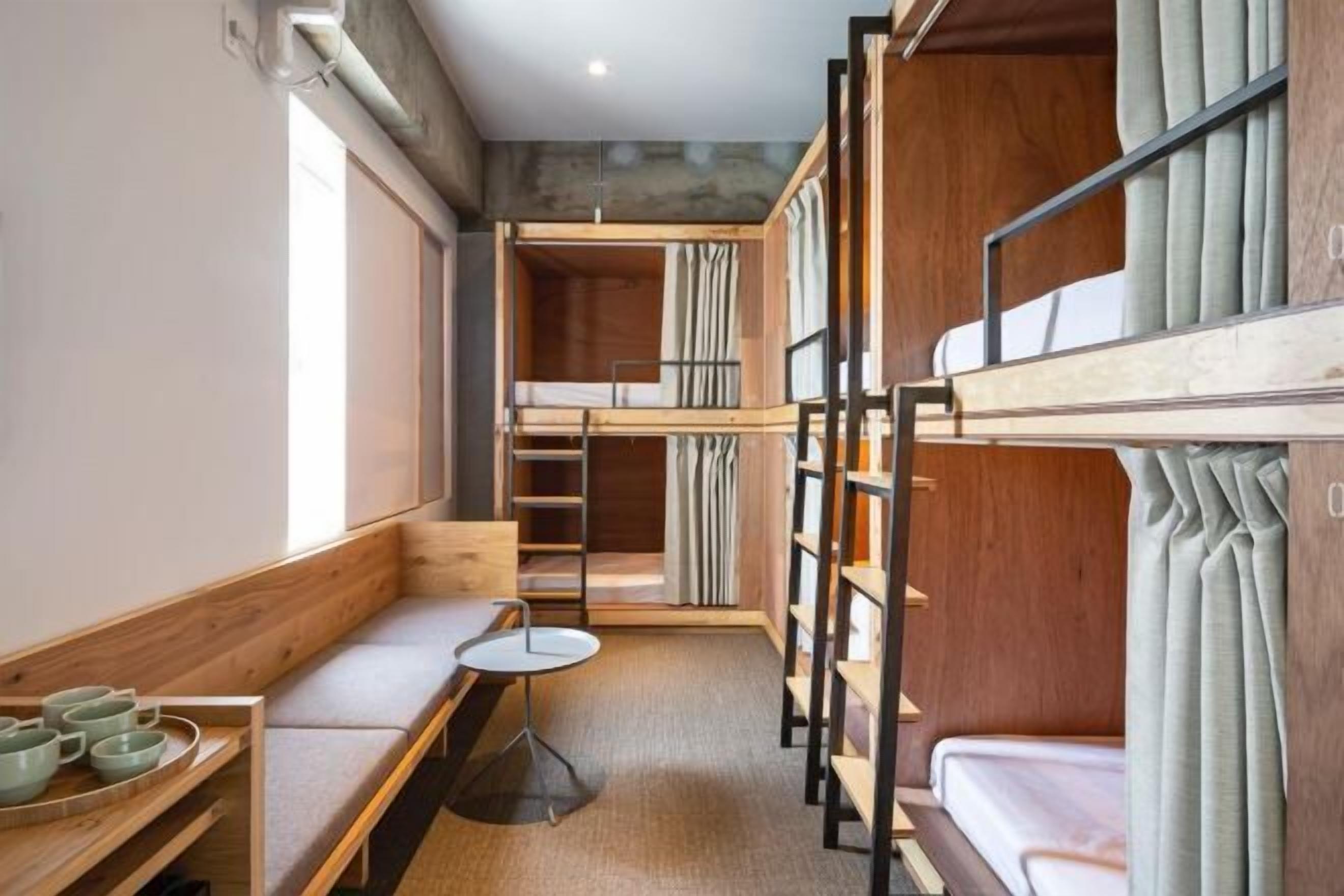 Edredons de pluma, Wi-Fi de cortesia, roupa de cama