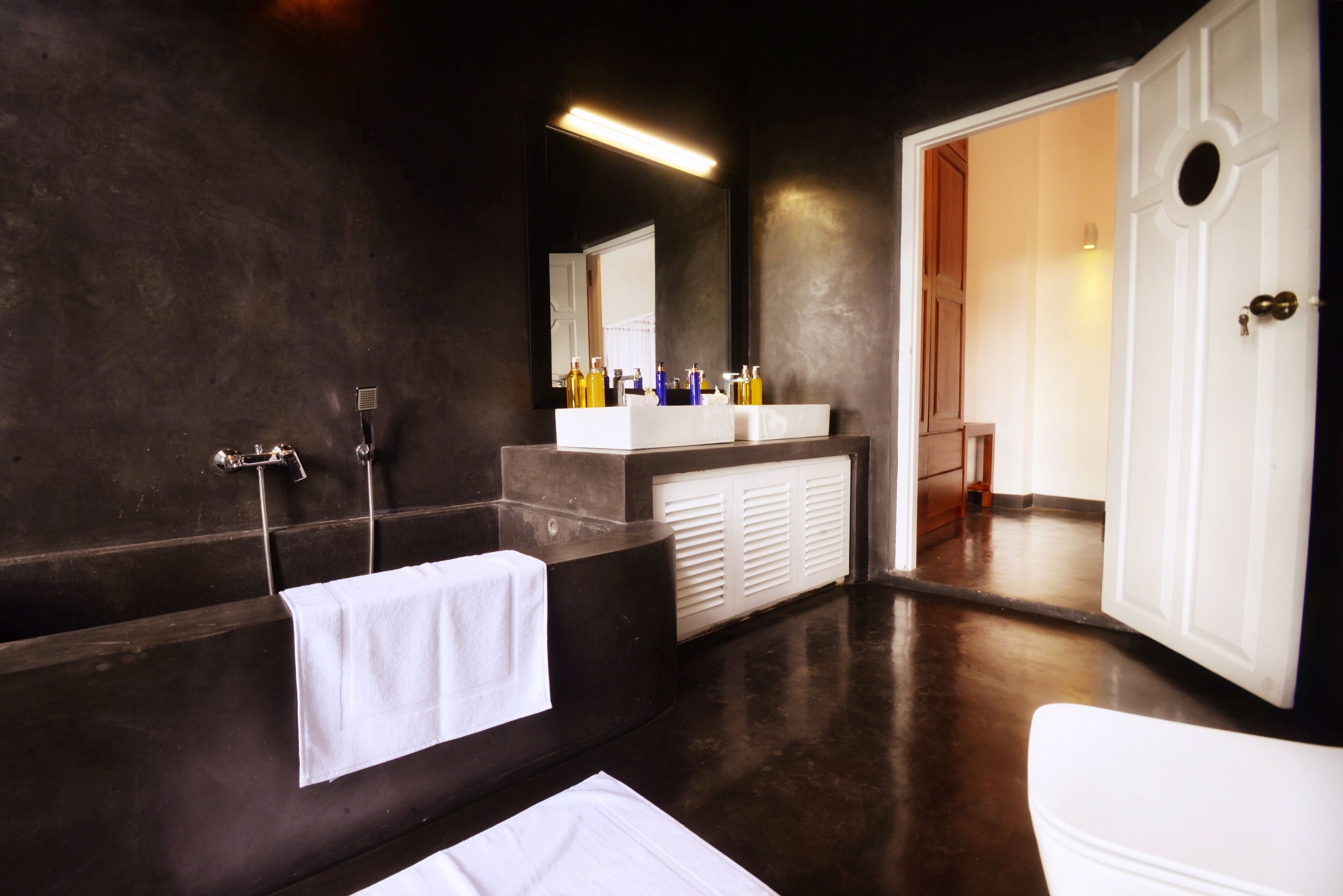 Um polibã e uma banheira separados, um chuveiro fixo 