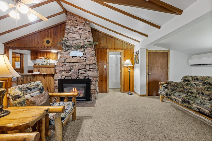 Clean And Comfortable Cabin Thirty Minutes From Mt Rushmore - In Rapid City On Canyon Lake Thirty Minutes From Mt Rushmore - Rapid City, SD