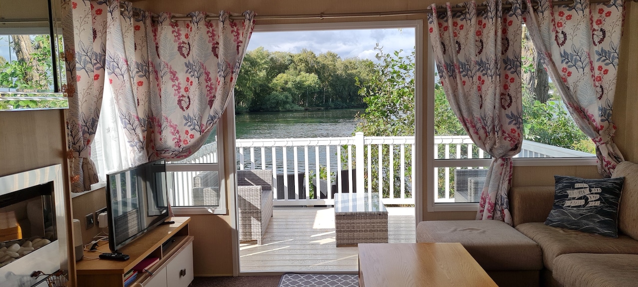 Picturesque Lakeside 6 Berth Caravan With A Private Fishing Peg - Woodhall Spa