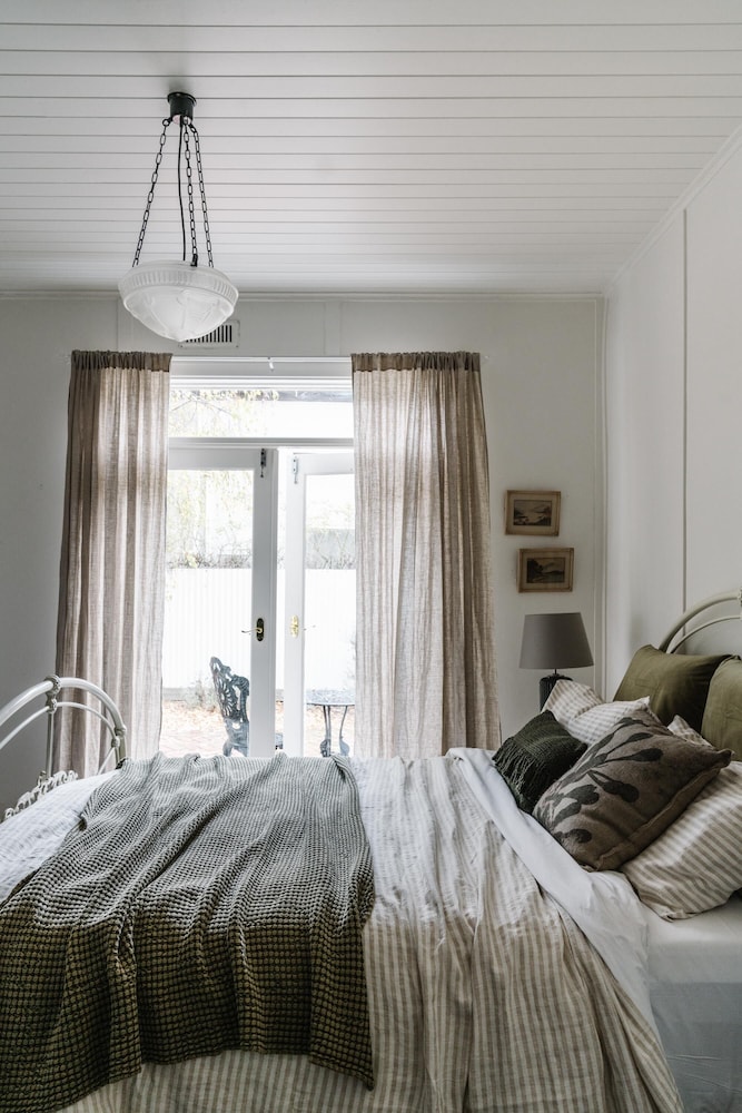 Bootmakers Cottage : Rear Stables, Bar, Fire Pit & Outdoor Bath - Birregurra