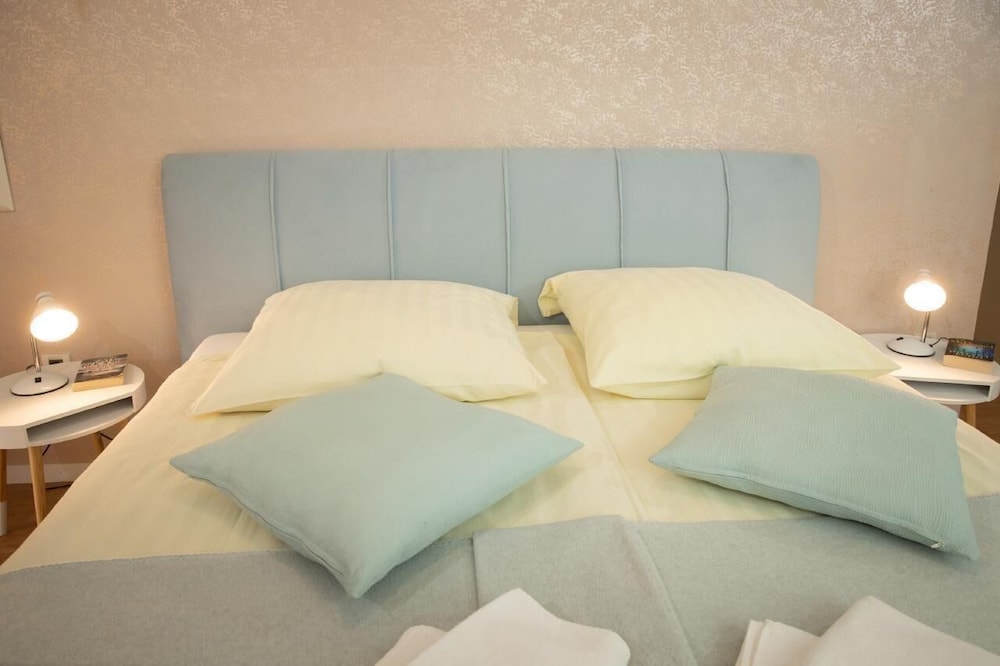 Vakantiehuis Rovinj Voor 8 Personen Met 4 Slaapkamers - Huis - Rovinj