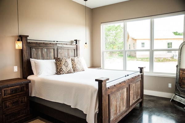 Amazing 11 Casita Resort W\/pool Pavilion Great For Reunions, Retreats And Groups - Lake Travis, TX