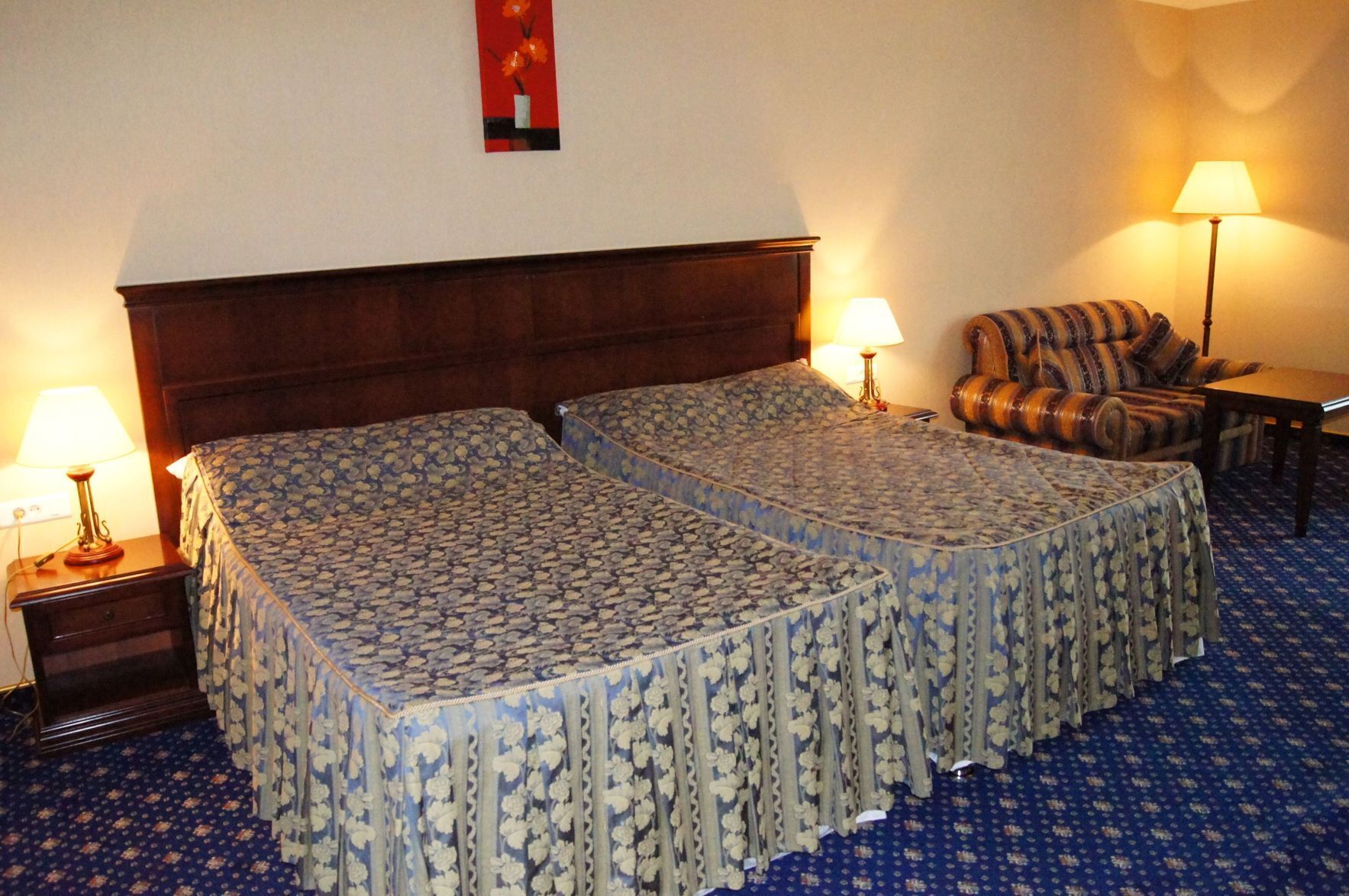 Frigobar, cofres nos quartos, escrivaninha, cortinas blackout