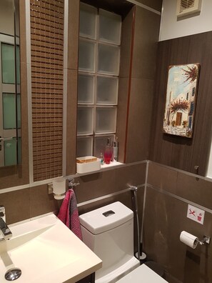 Apartamento galeria, 1 cama Queen | Banheiro | Chuveiro, chuveiro com efeito de chuva, produtos de toalete grátis 