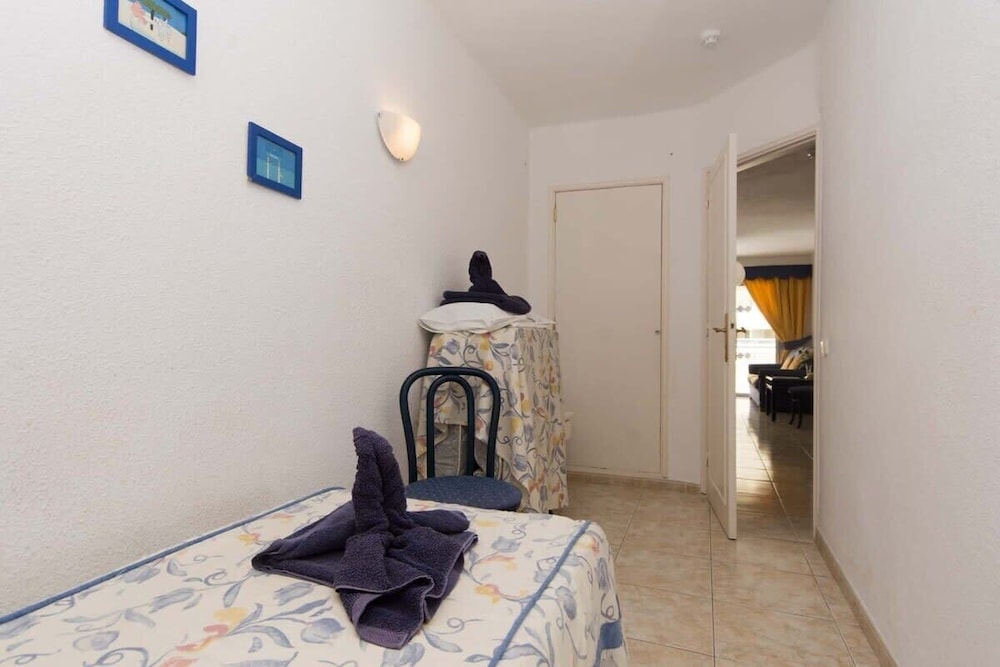 2 Bed Hotel Apt. Sleeps 3/4, Five Minutes Walk To Beach, Shops & Restaurants - Kanarische Inseln