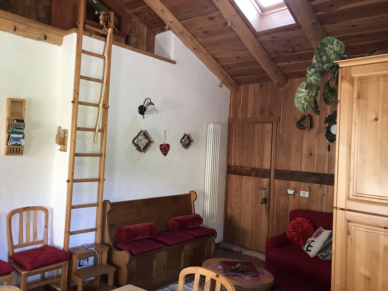 Prachtige Plek Met Geweldig Uitzicht Op Het Terras Direct Aan De Bergen. Makkelijk Om Te Reizen. - Aosta