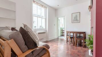 Apartamento (2 Bedrooms) | Sala | Televisor