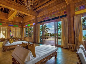 Roupa de alta qualidade, cofre no quarto, secretária, Wi-fi grátis 