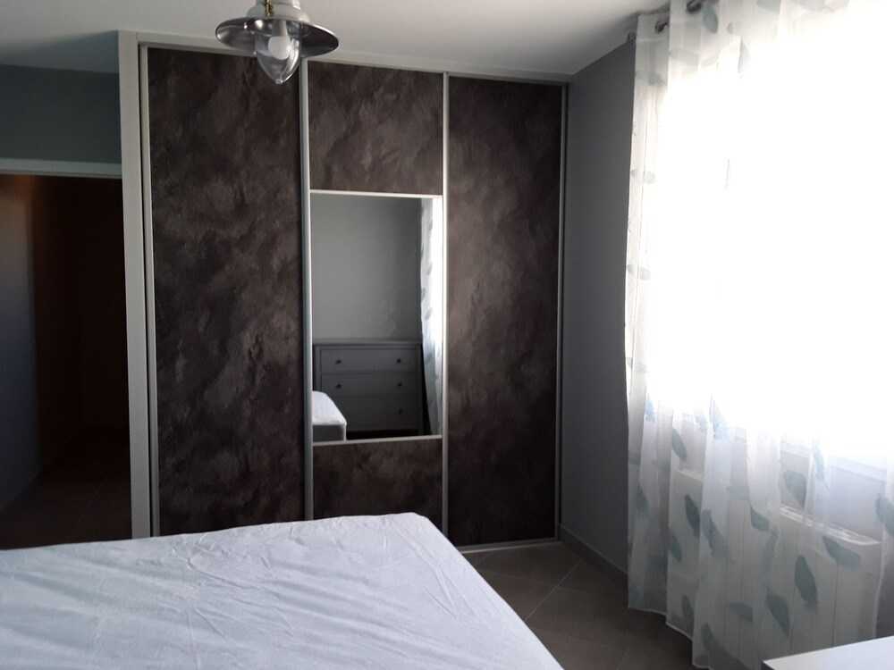Petite Suite Entièrement Neuve.entrée Indépendante Avec Couloir Privé - Chinon