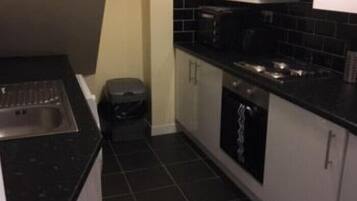 Apartamento Básico, acessível | Cozinha privada | Um frigorífico no espaço comum, um micro-ondas no espaço comum