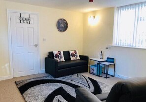 Apartamento luxo, 1 quarto, cozinha americana | Área de estar | TV LED 32 polegadas com canais via satélite, TV