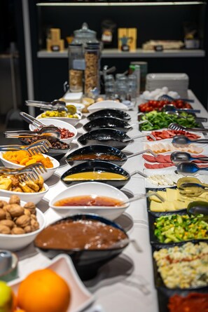 Café da manhã completo grátis todos os dias