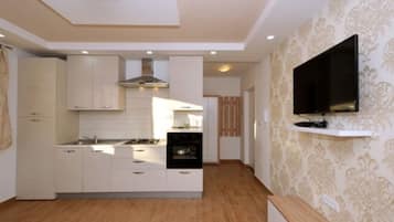 Apartamento, 2 quartos | Cozinha privada | Geladeira, micro-ondas, fogão, cooktop