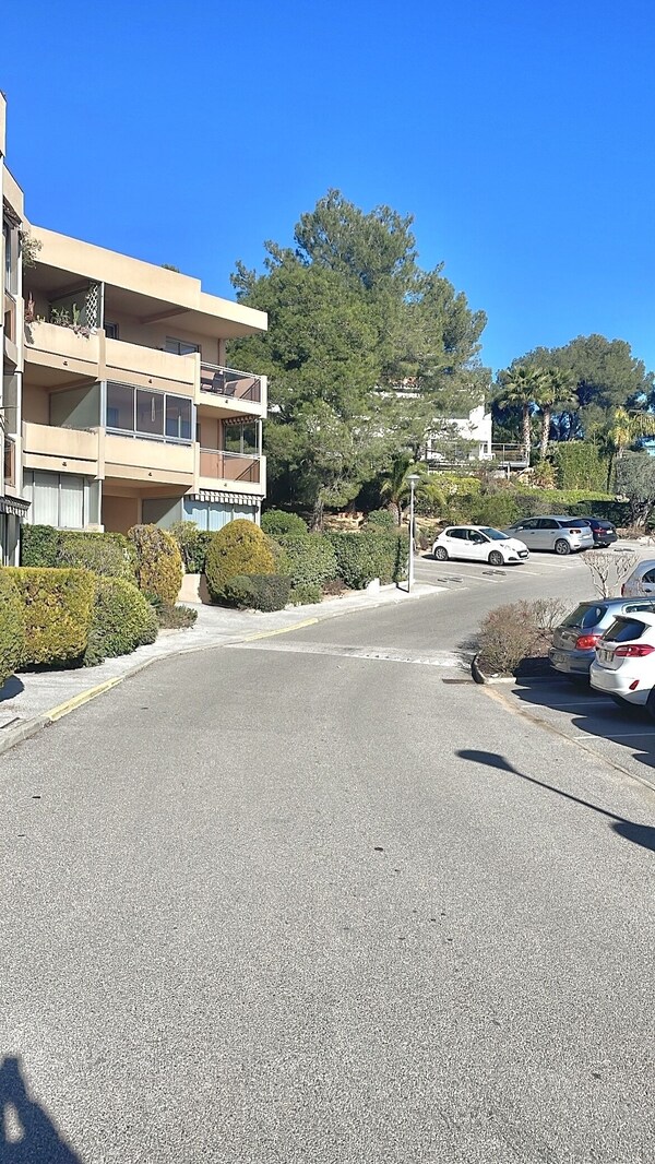 Charmant Appartement Vue Mer, Accès Direct Des Plages Et Parking Privé. - Bandol