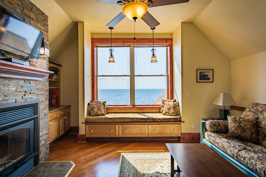 The Inn At Croftville Road Cottages #8. On The Shore Of Lake Superior. - Grand Marais, MN