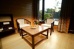 Quarto luxo, vista para o rio | Frigobar, cofres nos quartos, escrivaninha