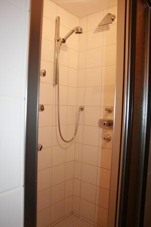 Apartamento (FeWo Grünstein) | Banheiro | Chuveiro, toalhas de banho