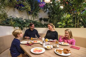 Pequeno-almoço tipo buffet diário mediante uma taxa 