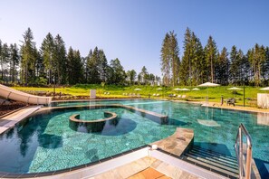 Piscina interior, piscina exterior, nadadores-salvadores no local 