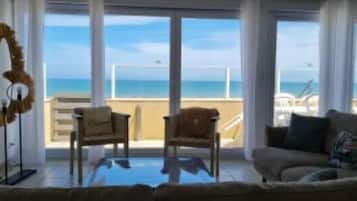 Casa Familiar, vista para a praia | Sala de estar | Televisor de 108 de cm com canais digitais, matraquilhos, ténis de mesa